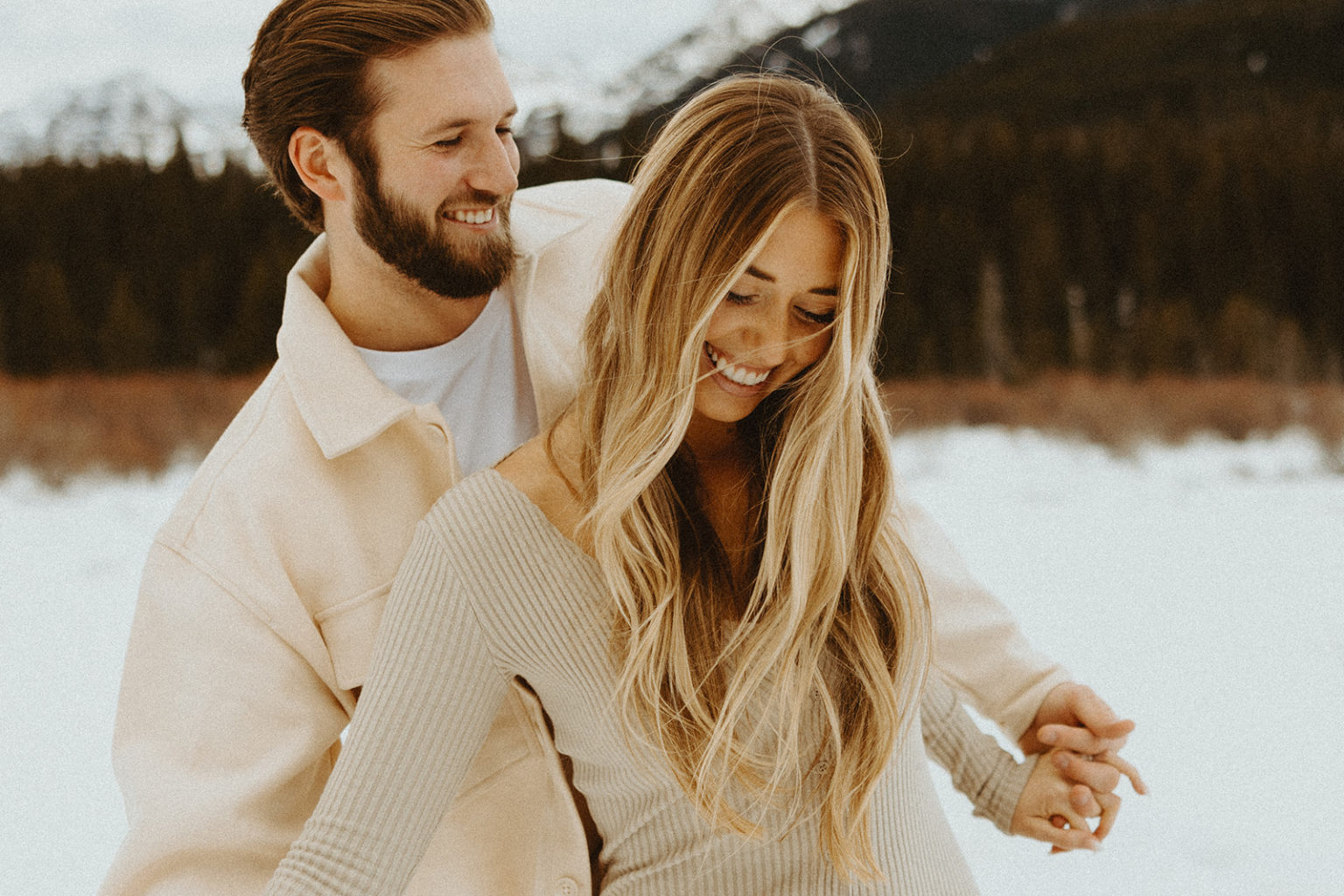 An Intimate Bozeman Montana Winter Engagement Session - tawneebreephoto.com